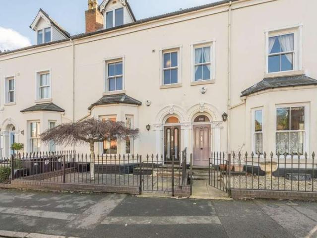 5 Bedroom Studio Flat
