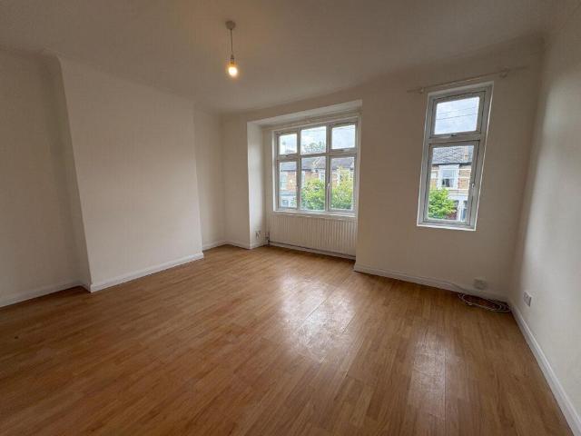 5 Bedroom House – Colless Road, Seven. 5 bed terraced house to rent £3,750 pcm £865 pw
