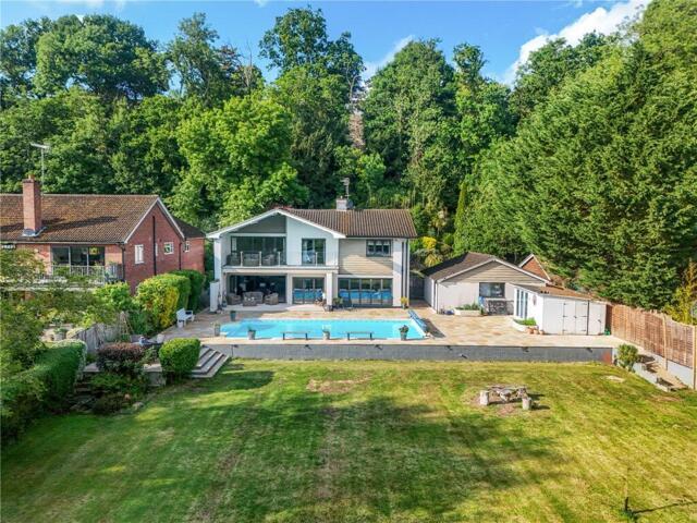 5 Bedroom House Caversham Berkshire LS98929980
