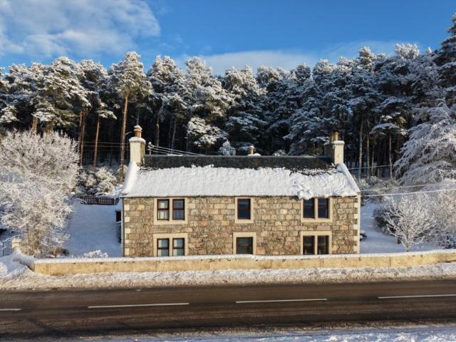 5 Bedroom House Carrbridge Carrbridge 98217325