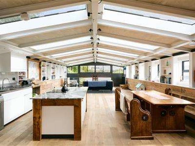 5 Bedroom House Boat Character Property