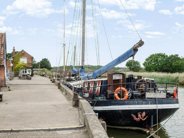 5 bedroom house boat for sale