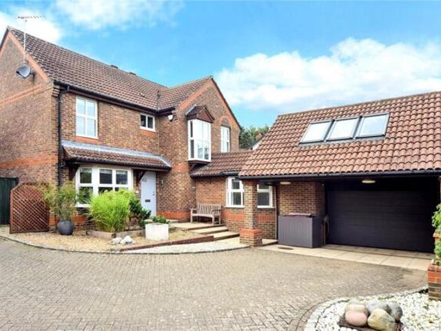 5 Bedroom House Banstead Surrey LS99571870