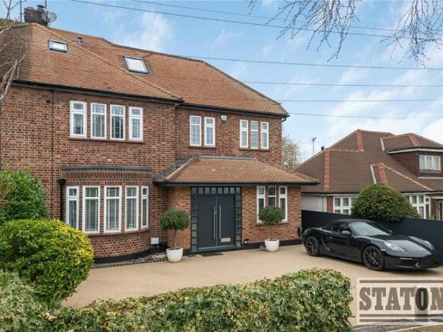 5 Bedroom House Barnet Greater London LS99054996