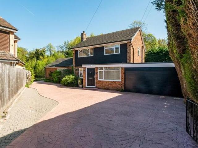 5 Bedroom House Beaconsfield Buckinghamshire LS101931415