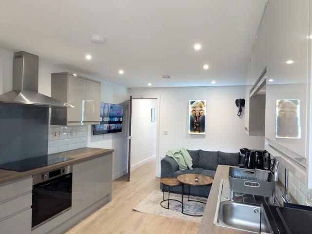 5 Bedroom House Derby Derby LS92995396