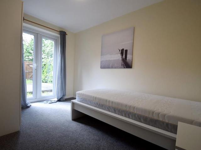 5 bedroom house end terrace