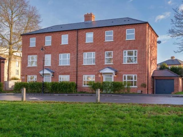 5 Bedroom House Enfield London LS102596933