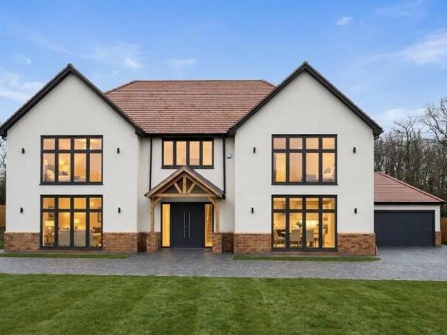 5 Bedroom House Essex Essex LS100786944