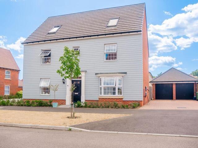 5 Bedroom House Essex Essex LS101379022