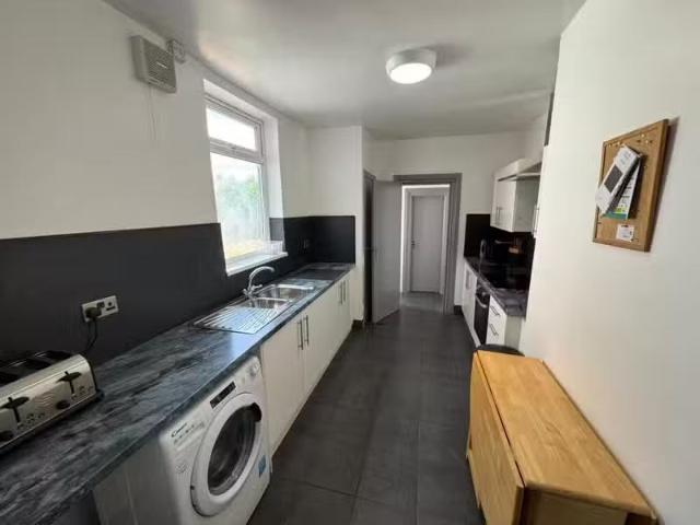 5 bedroom house for rent in Clough Road, Hull, HU5