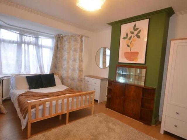 Commercial property for rent in Basing Hill, Wembley, HA9