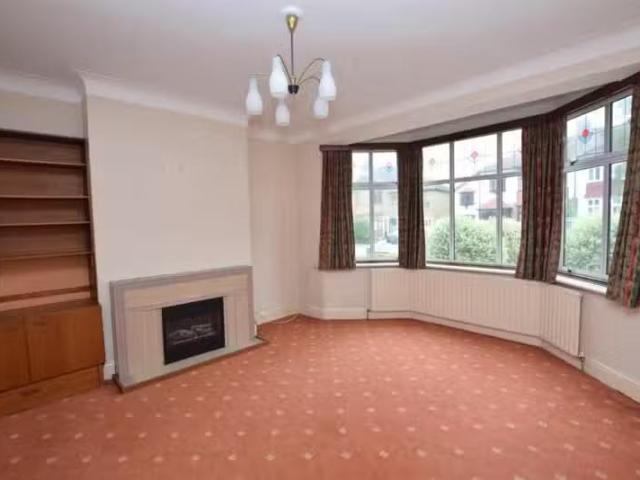5 bedroom house for rent in Byron Avenue, London, E18
