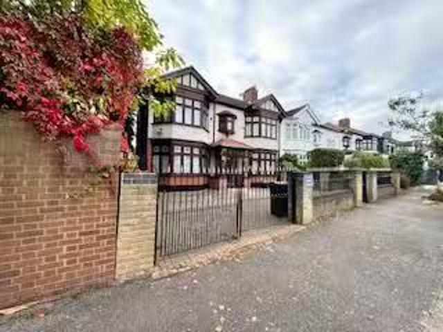 5 bedroom house for rent in Byron Avenue, London, E18