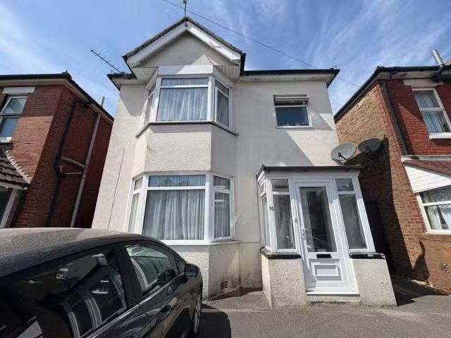 5 bedroom house for rent in Five Double Bedrooms, Winton P078.