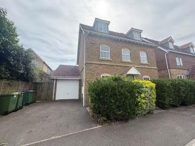 5 bedroom house for rent in Lewis Road Hawkinge, CT18