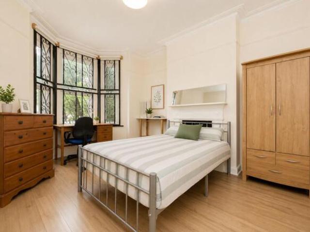 5 bedroom house for rent in Searles Road, SE1