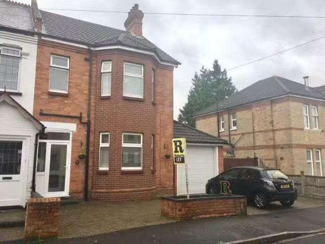 5 bedroom house for rent in Student Five Bedroom House Situate.