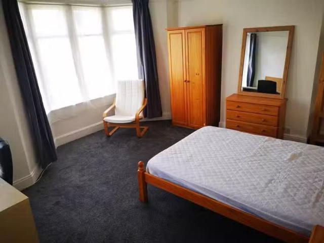 5 bedroom house for rent in Summerfield Avenue, Heath, Cardiff.