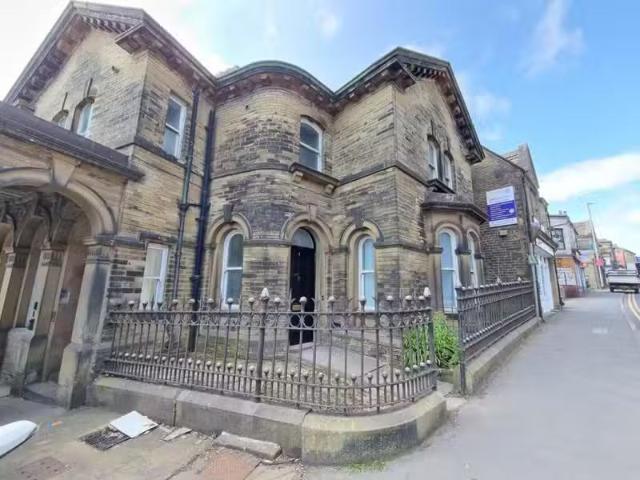 5 bedroom house for rent in Queensbury,,, BD13