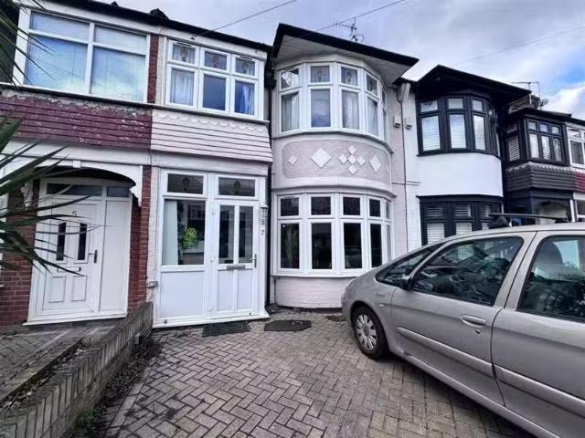 5 bedroom house for rent in Woodside Gardens, London, E4