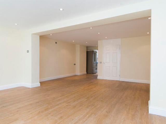 5 bedroom house for rent in Worcester Road, SW19