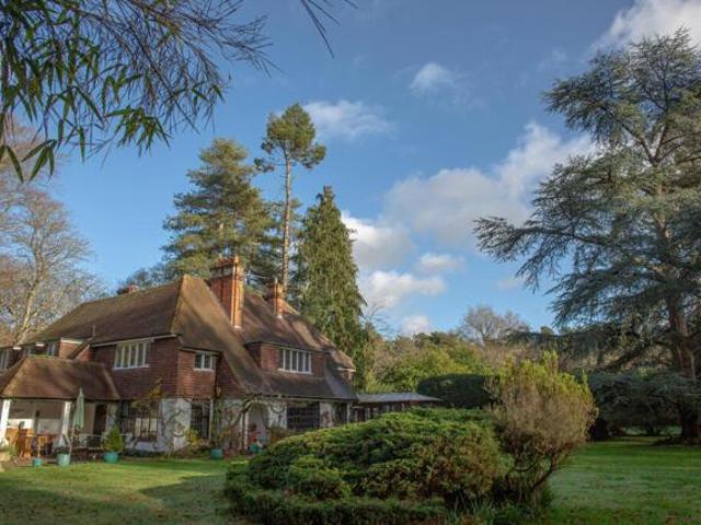 5 Bedroom House Farnham Common Slough LS100132283