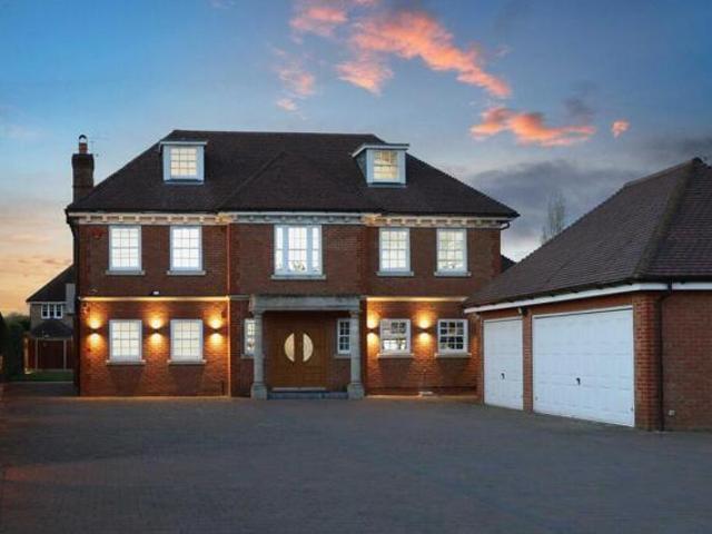 5 Bedroom House Farnham Common Slough LS100540638