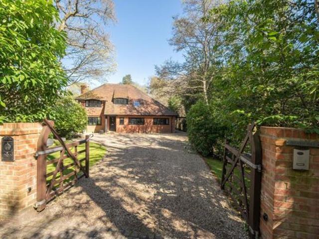 5 Bedroom House Finchampstead Wokingham LS101678934