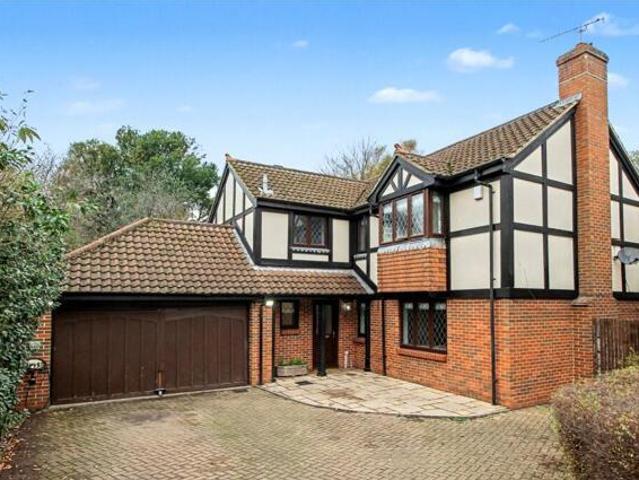 5 Bedroom House Fleet Hampshire LS98903335