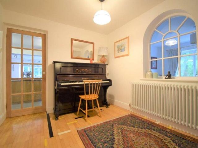 5 bedroom House in Fernhill Cottages, Wokingham