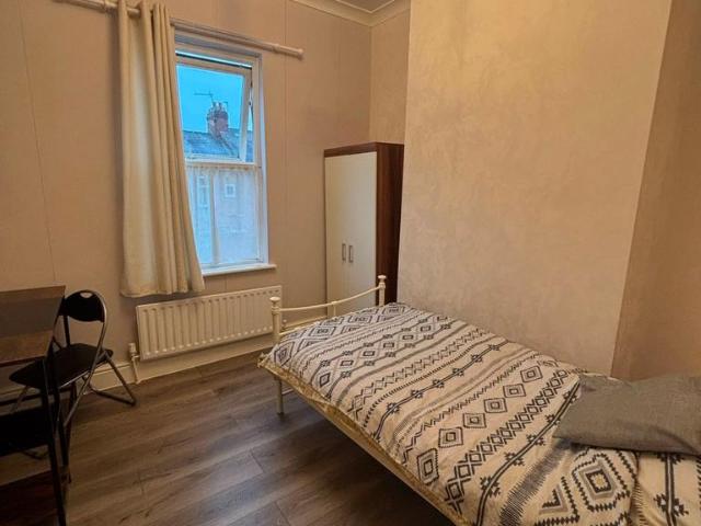 5 bedroom house of multiple occupation to rent