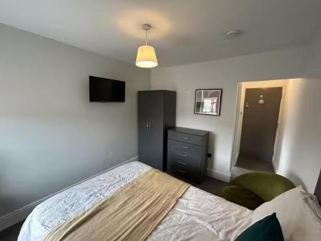 5 bedroom house of multiple occupation for rent in Cromwell Ro.