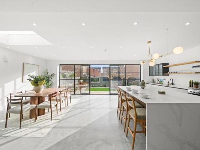 5 Bedroom House London Greater London LS100786929