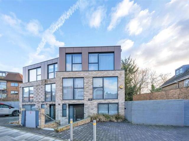 5 Bedroom House London Greater London LS101351973