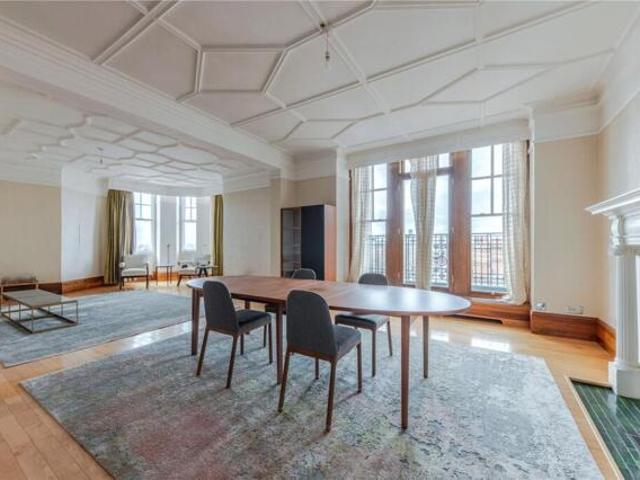 5 Bedroom House London Greater London 100426025