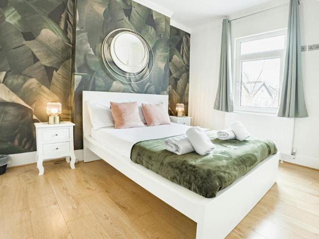 5 Bedroom House London London LS90122333