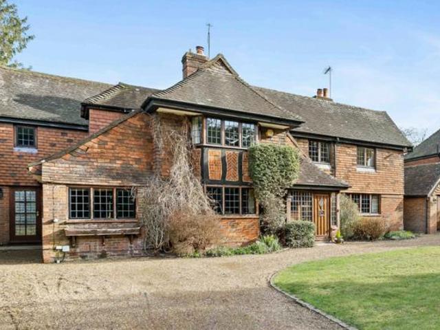 5 Bedroom House Leatherhead Surrey LS99436679