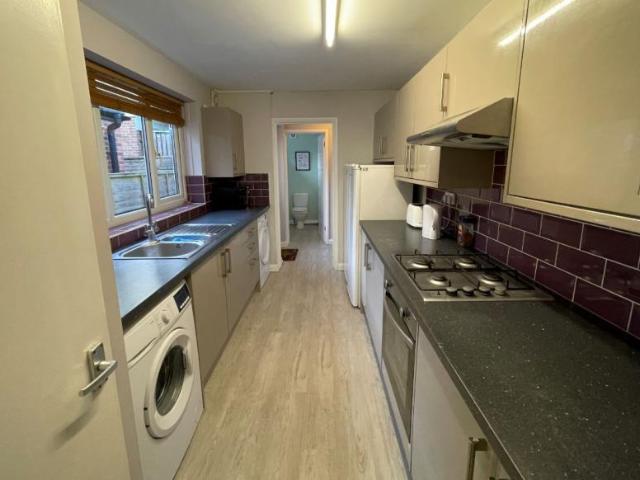 5 Bedroom House Lenton East Midlands 98286368