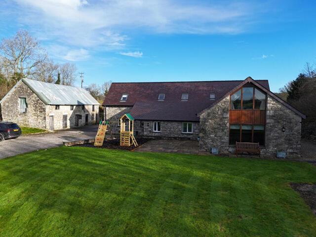 5 Bedroom House Mold Flintshire 100132561