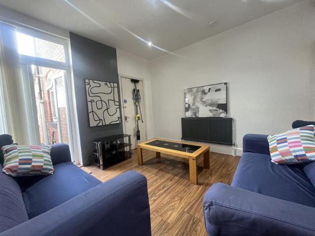 5 Bedroom House Selly Oak West Midlands 104401563