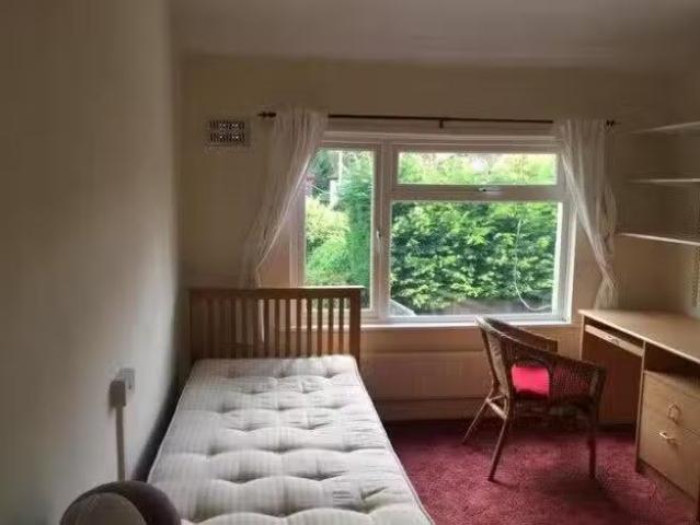 5 bedroom house share for rent in Chase Road, KT19