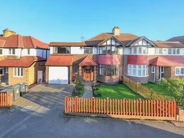 5 bedroom house share for rent in Chiltern Drive, KT5