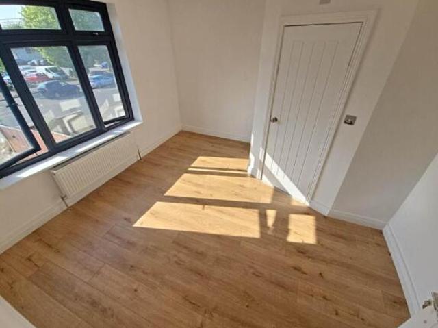 5 bedroom house share for rent in Basingstoke Road, Reading, RG2