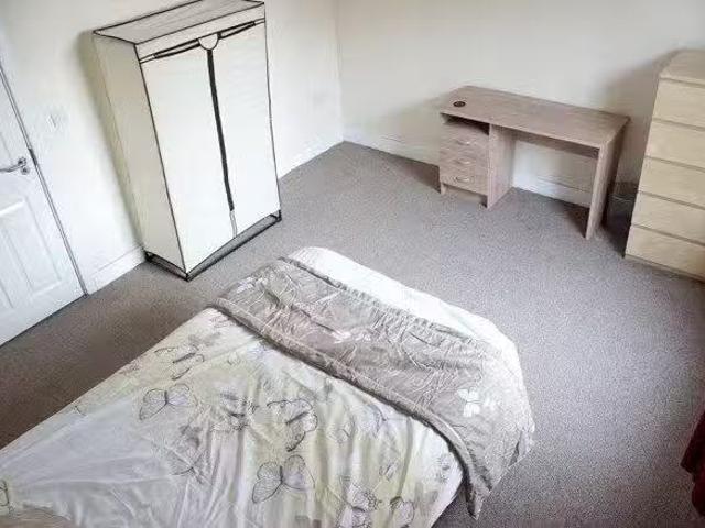 5 bedroom house share for rent in Dorset Street, BL2