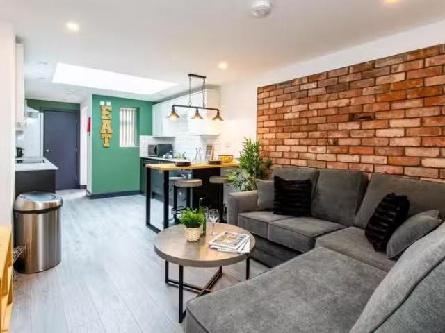 5 bedroom house share for rent in Dean Street, Ball Hill, Cove.