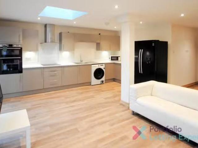 5 bedroom house share for rent in Students, Bills Included! Yo.