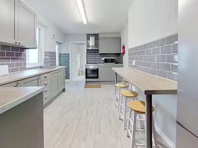 5 bedroom house share for rent in Queen Street, Treforest, Pon.
