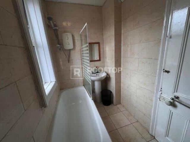 5 bedroom house share for rent in Walmsley Road, LS6