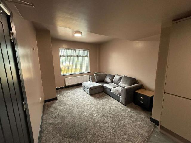 5 bedroom house share fully renovated Room 1